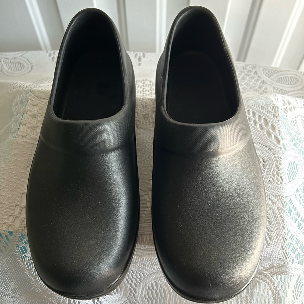 Crocs Professional Slip Resistant Slip On Clogs. - Gem